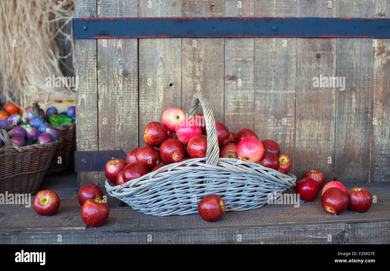 View of red apples inside a wicker basket Stock Photo - Alamy