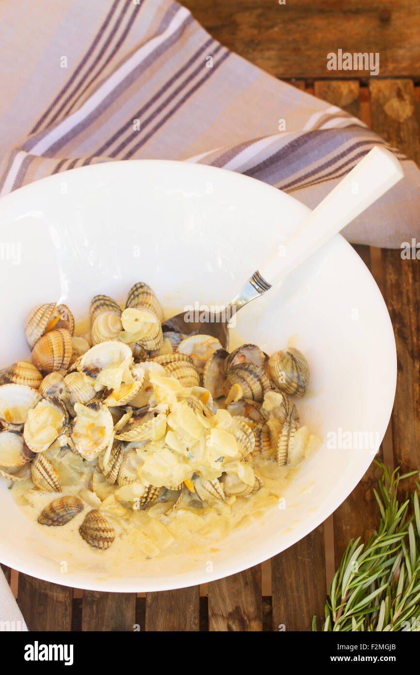 Fish pan with shells hi-res stock photography and images - Alamy