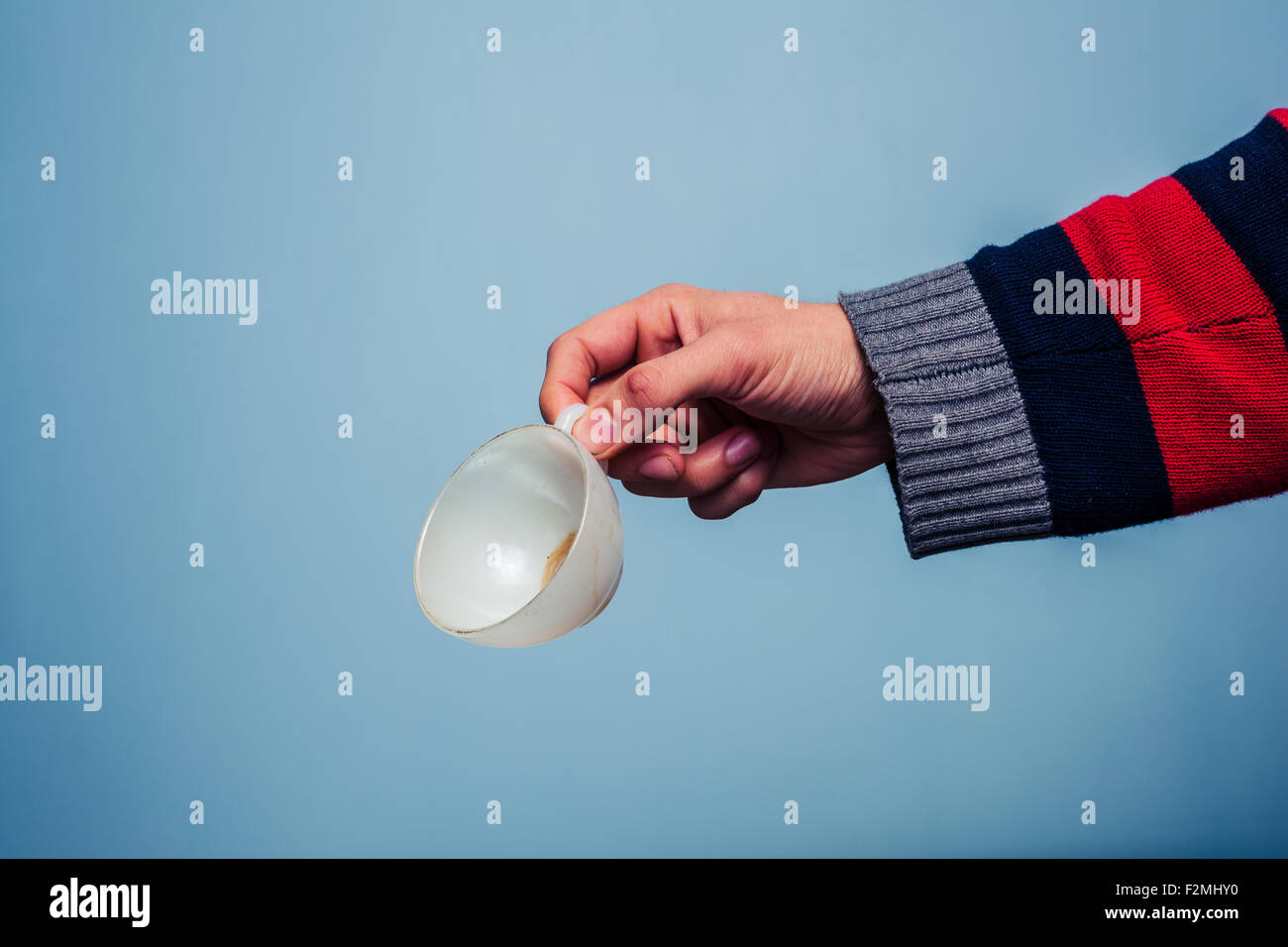 Male hand holding empty coffee cup Stock Photo - Alamy
