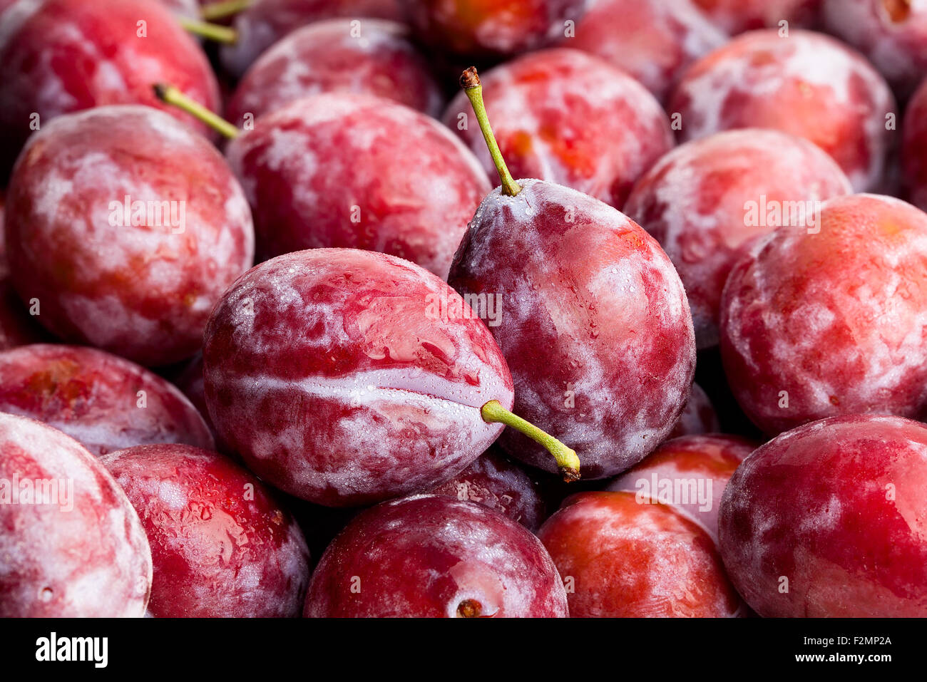 Red shiny fruits hi-res stock photography and images - Alamy