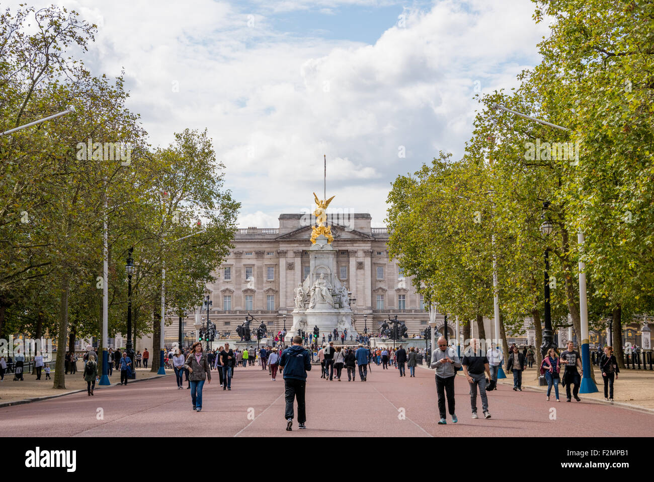 Looking down the Mall towards Buckingham Palace in The City of London UK Stock Photo - Alamy