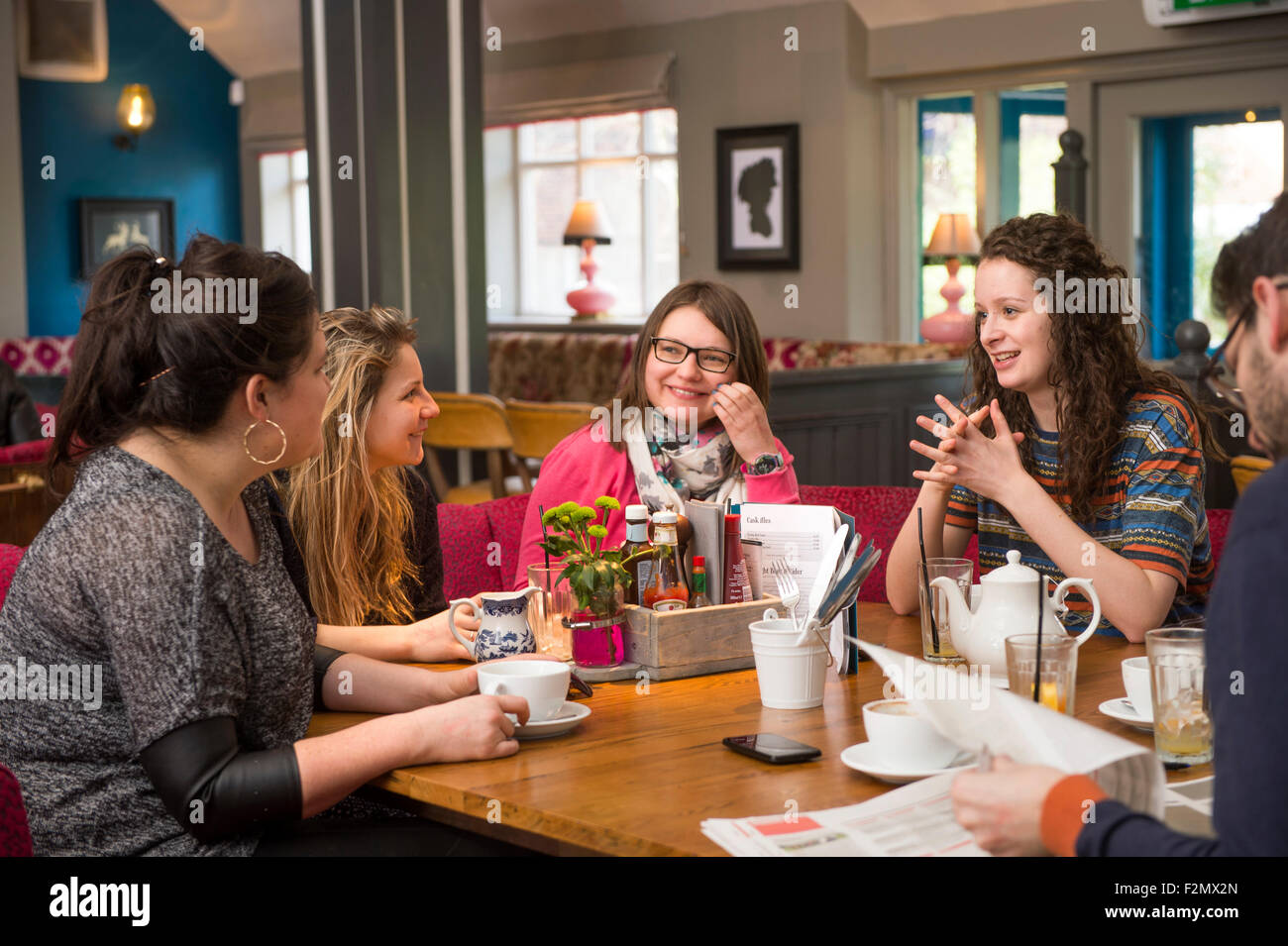 Family four cafe hi-res stock photography and images - Alamy