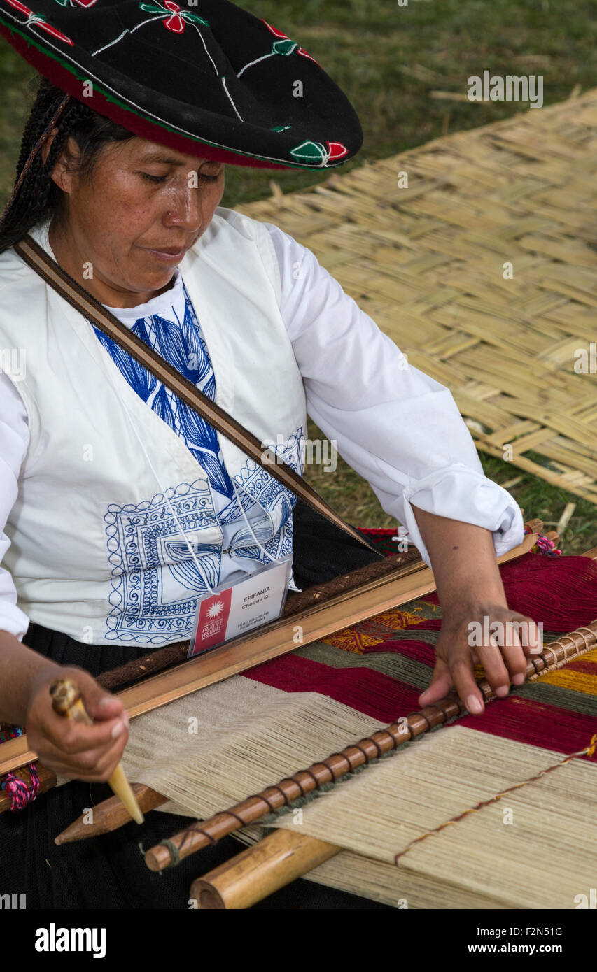 Peruvian Quechua Woman from Cusco Demonstrating Traditional Weaving ...