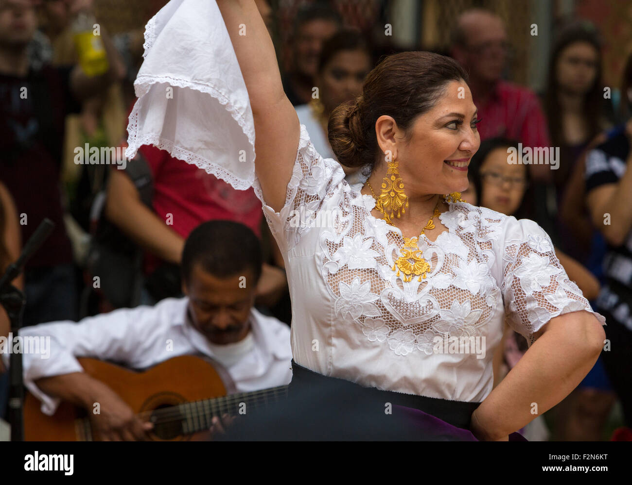 Peruvian couple dance traditional marinera hi-res stock photography and ...