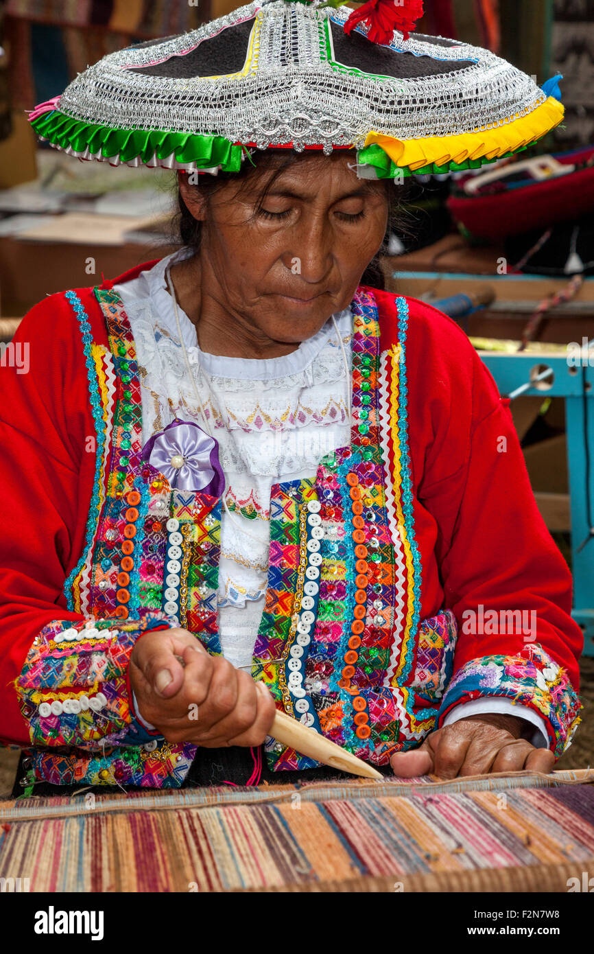 Peruvian Quechua Woman from Cusco Demonstrating Traditional Weaving ...