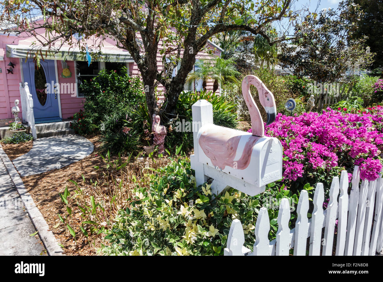 Row homes picket fence hi-res stock photography and images - Alamy