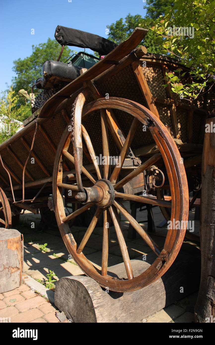 Wagon wheel axle hi-res stock photography and images - Alamy