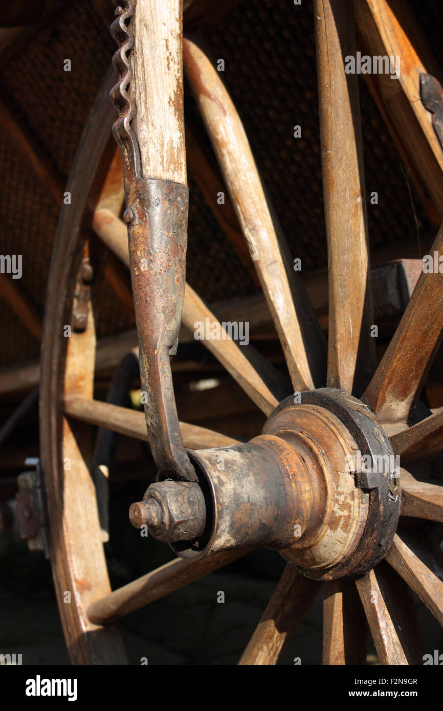 Wagon wheel axle hi-res stock photography and images - Alamy