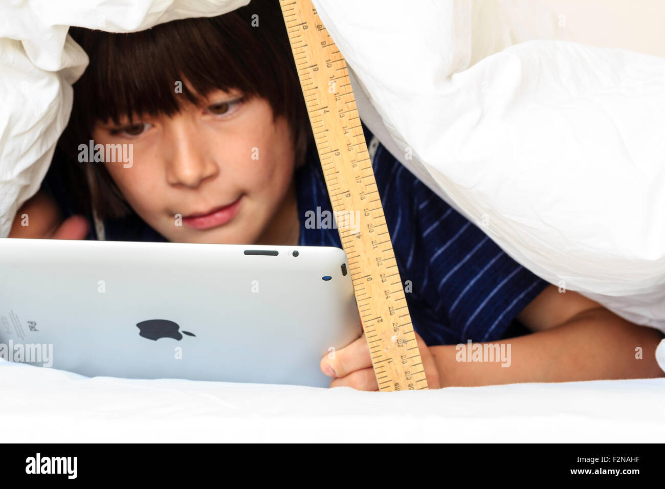 Child using a ruler hi-res stock photography and images - Alamy