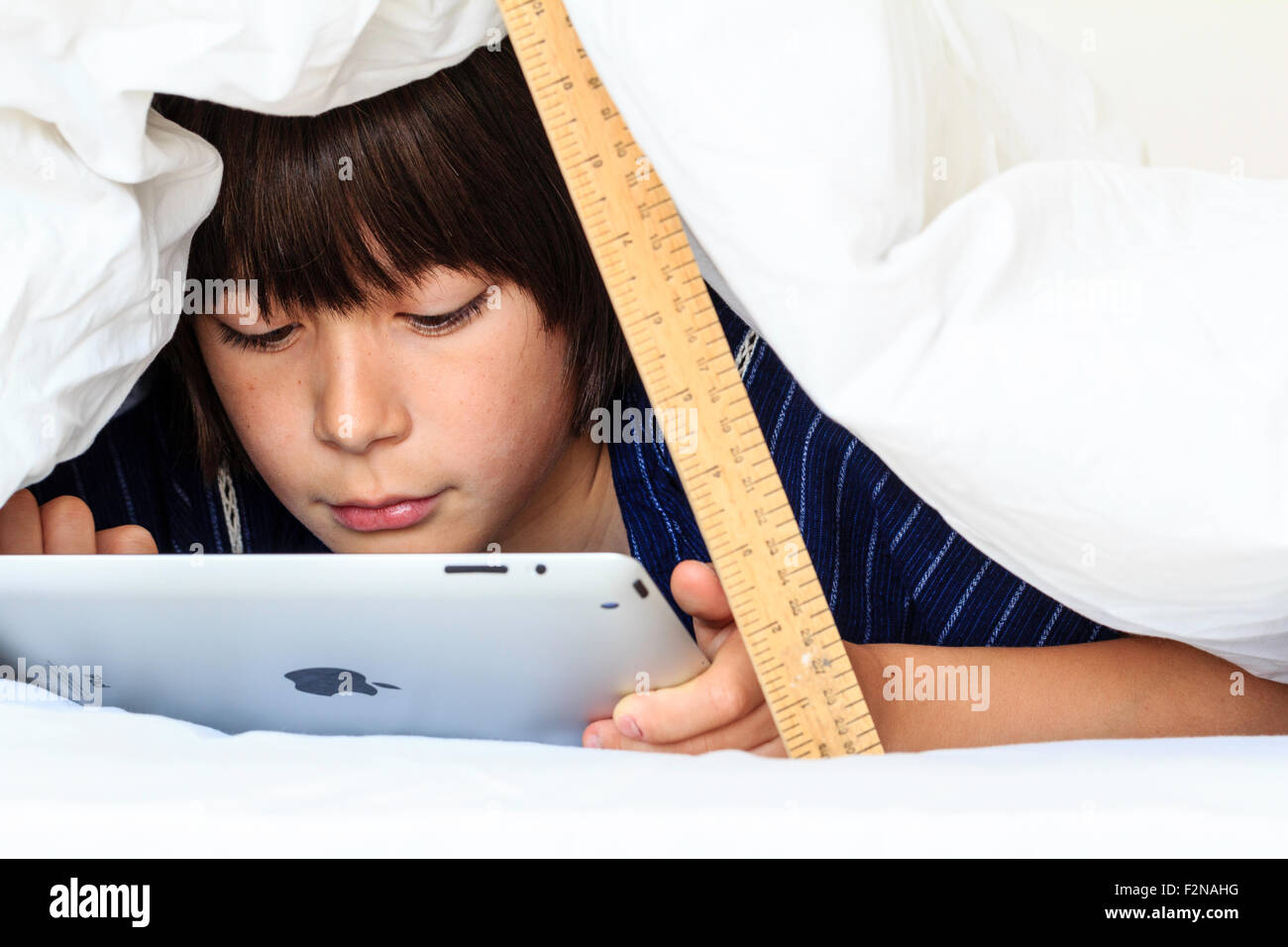 Child using a ruler hi-res stock photography and images - Alamy