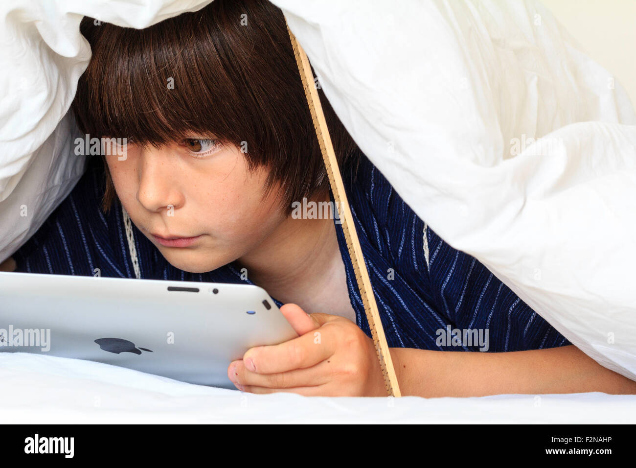 Child using a ruler hi-res stock photography and images - Alamy