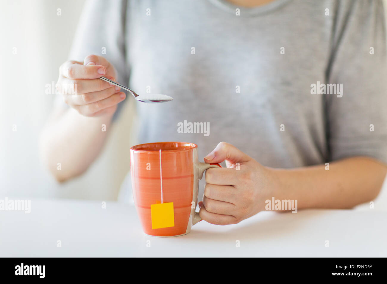Woman hands pouring tea hi-res stock photography and images - Alamy