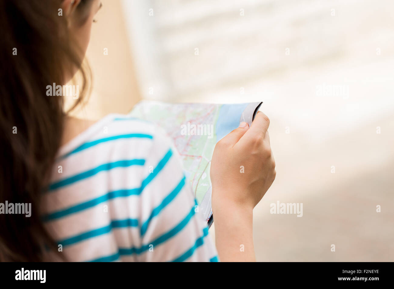 Girl reading map hi-res stock photography and images - Alamy