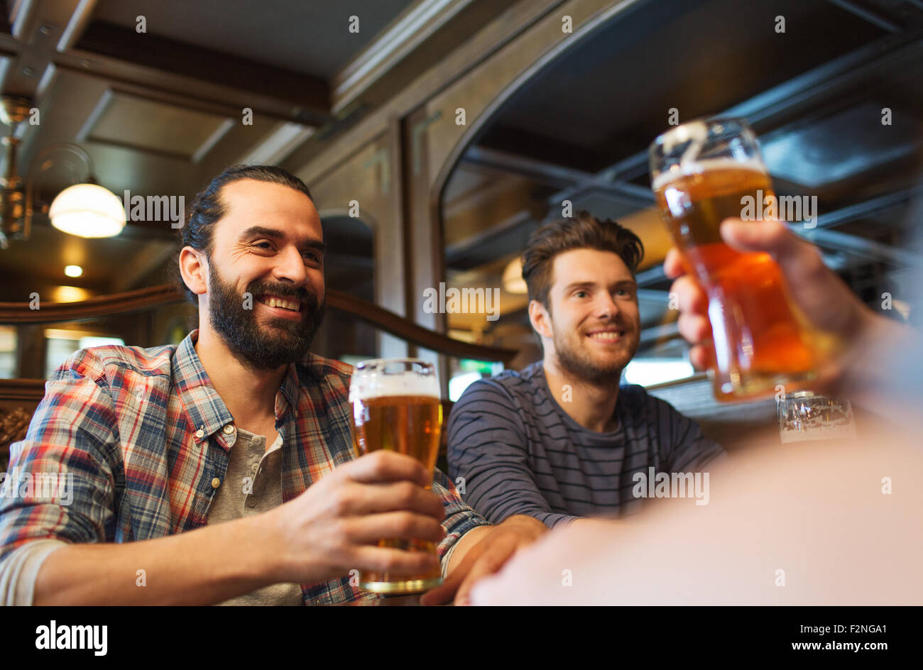 Men drinking bar hi-res stock photography and images - Alamy