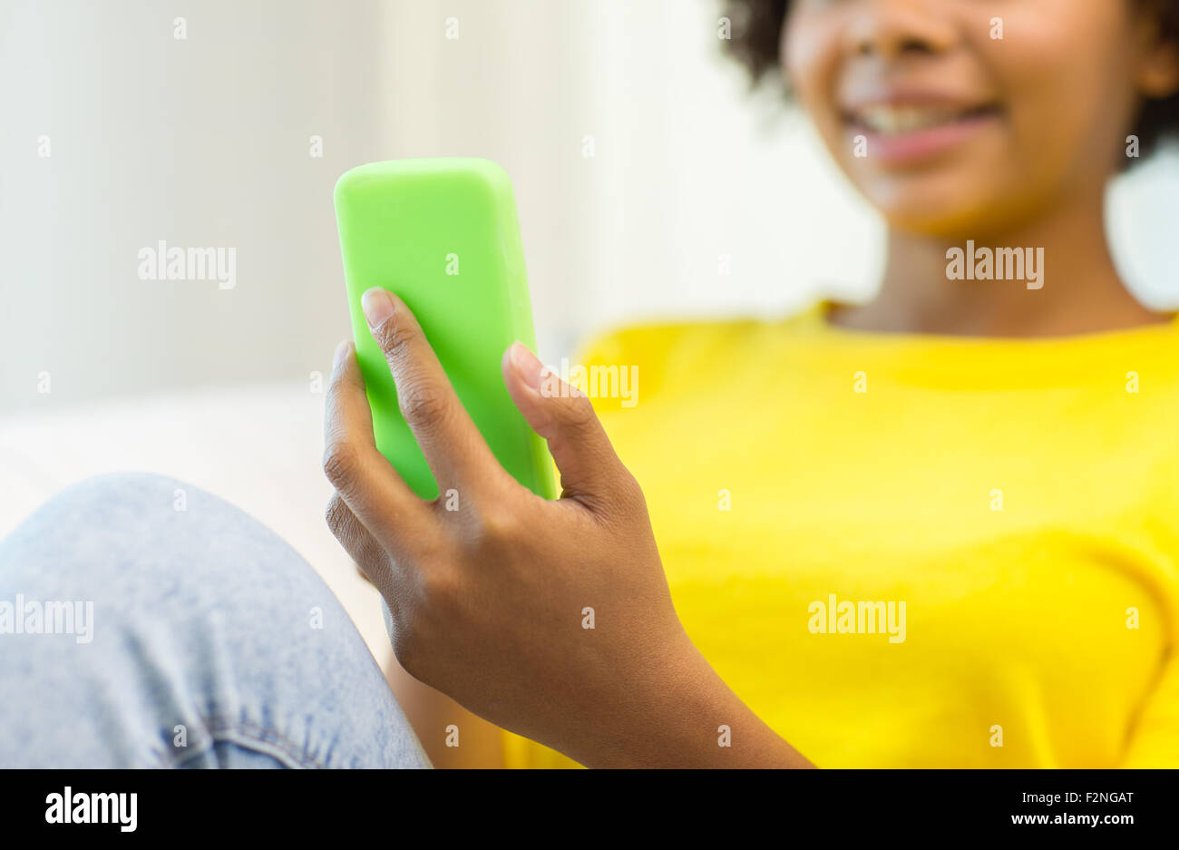 Hand african smartphone hi-res stock photography and images - Alamy