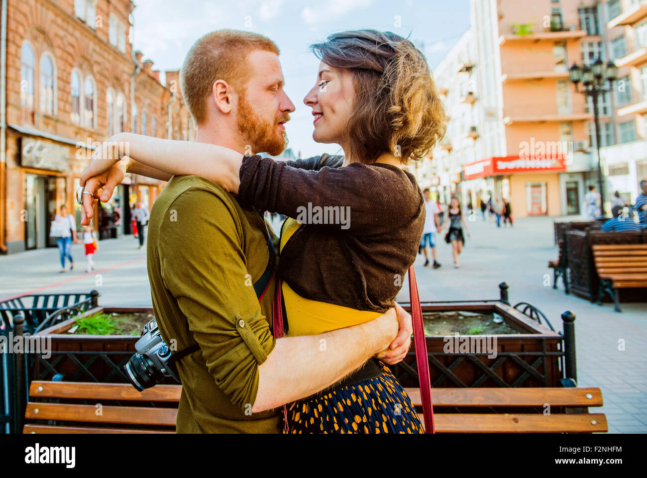 Caucasian couple hugging in city Stock Photo - Alamy