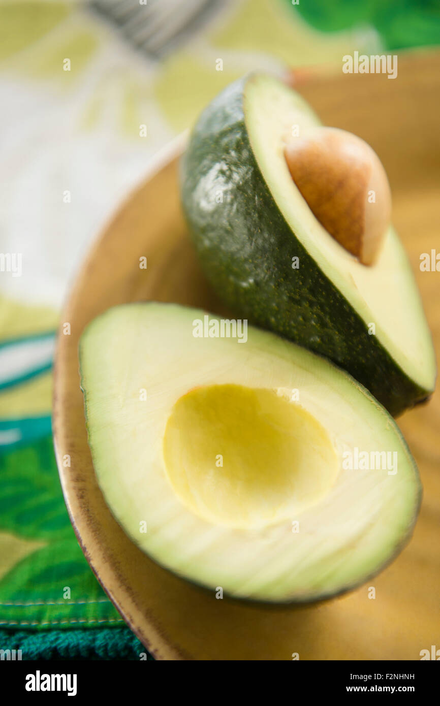 Avocado in bowl cross section hi-res stock photography and images - Alamy