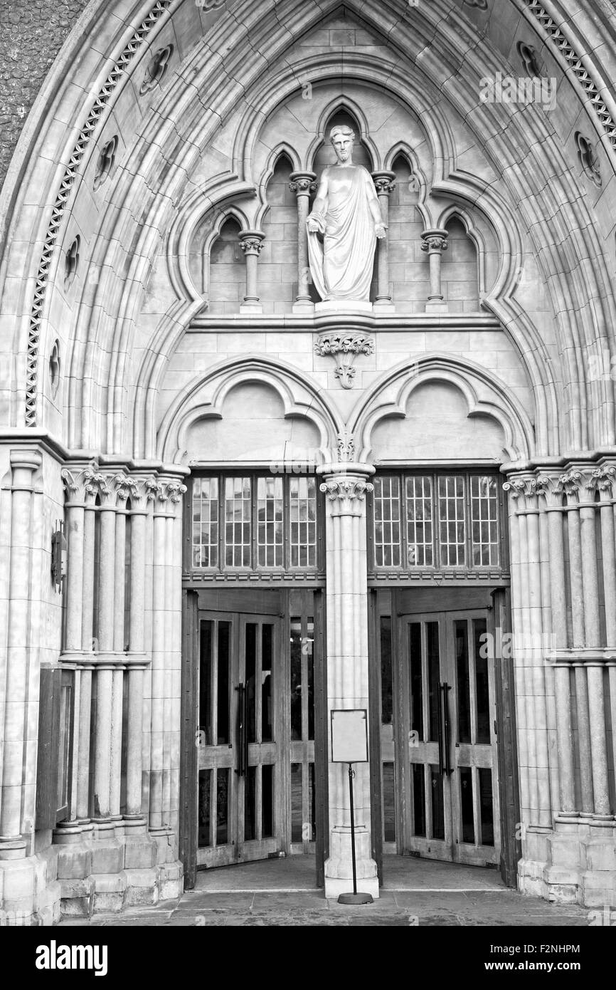 Southwark cathedral london exterior Black and White Stock Photos ...