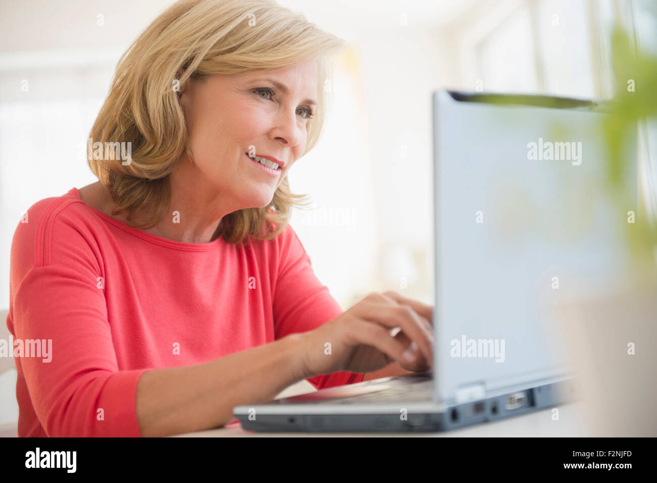 Woman typing computer hi-res stock photography and images - Alamy
