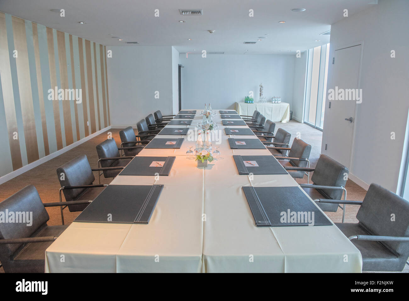 Negotiation meeting room hi-res stock photography and images - Alamy