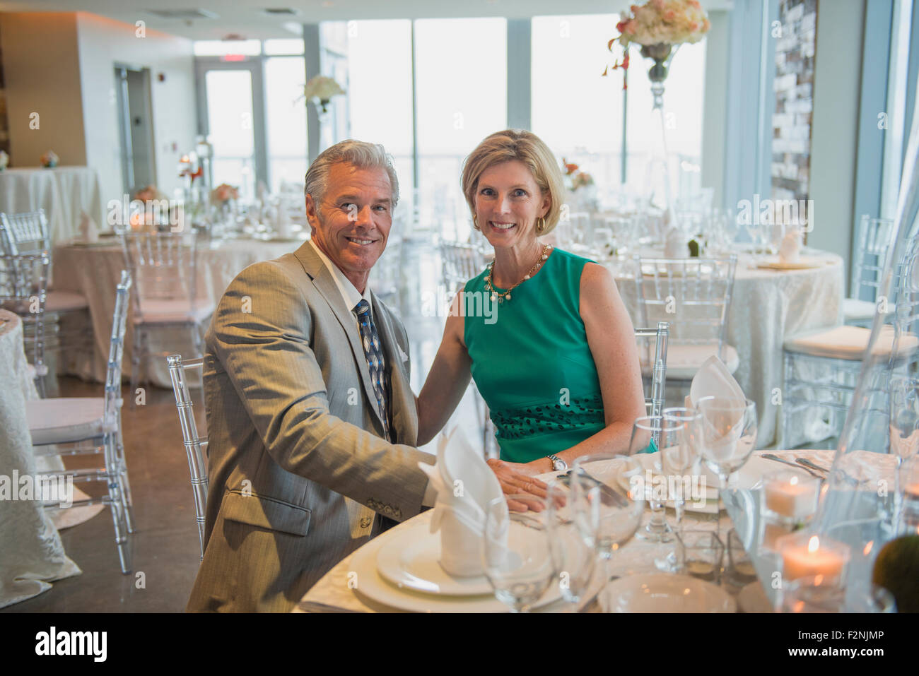Empty restaurant hi-res stock photography and images - Alamy