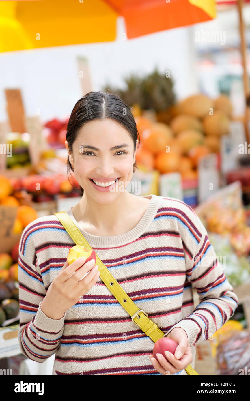 Farmers looking at camera smiling hi-res stock photography and images - Alamy