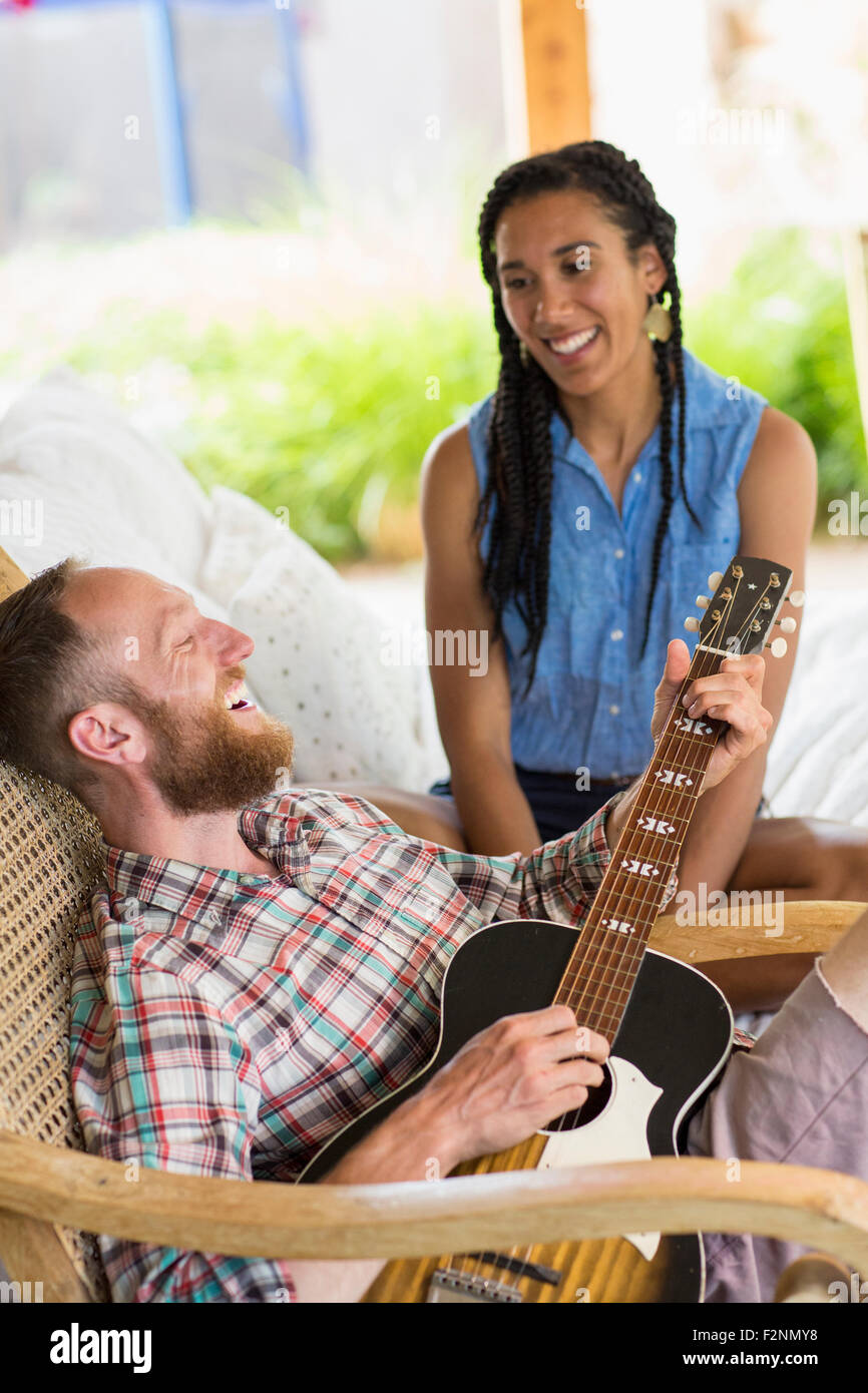 Couple playing guitar singing hi-res stock photography and images - Alamy