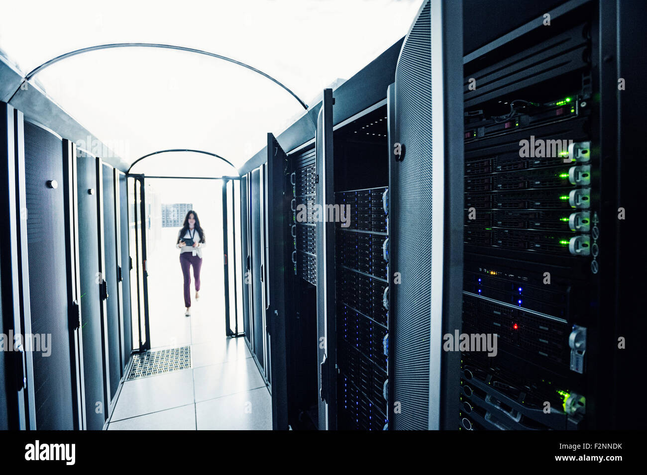 Data center support specialist image hi-res stock photography and ...
