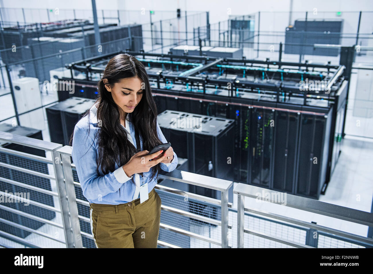 People looking over balcony hi-res stock photography and images - Alamy