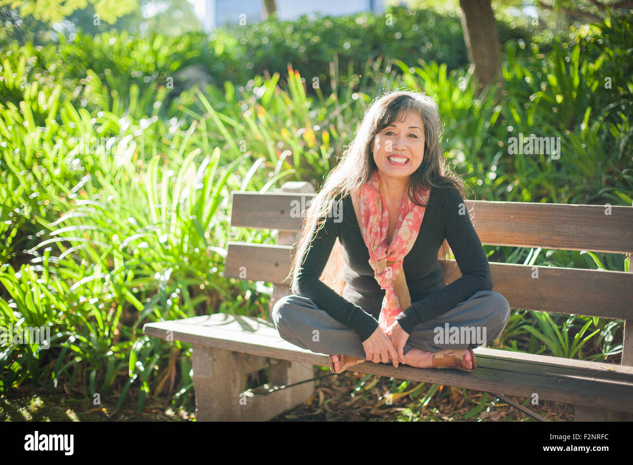 Old women sitting bench hi-res stock photography and images - Alamy