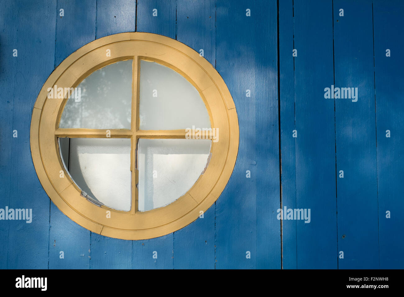 Round porthole hi-res stock photography and images - Alamy