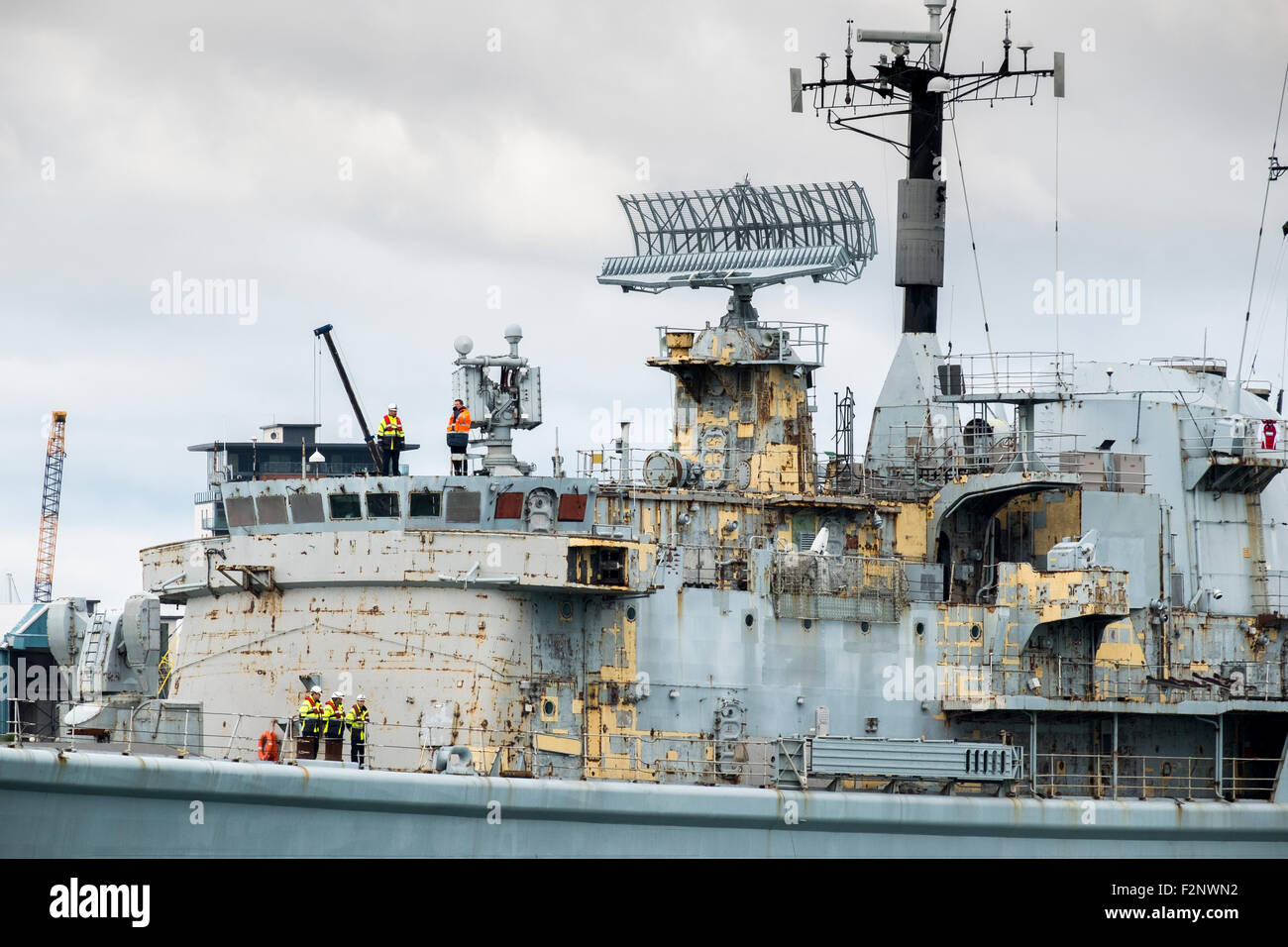 Portsmouth, UK. 22nd September, 2015. HMS Gloucester departs Portsmouth ...