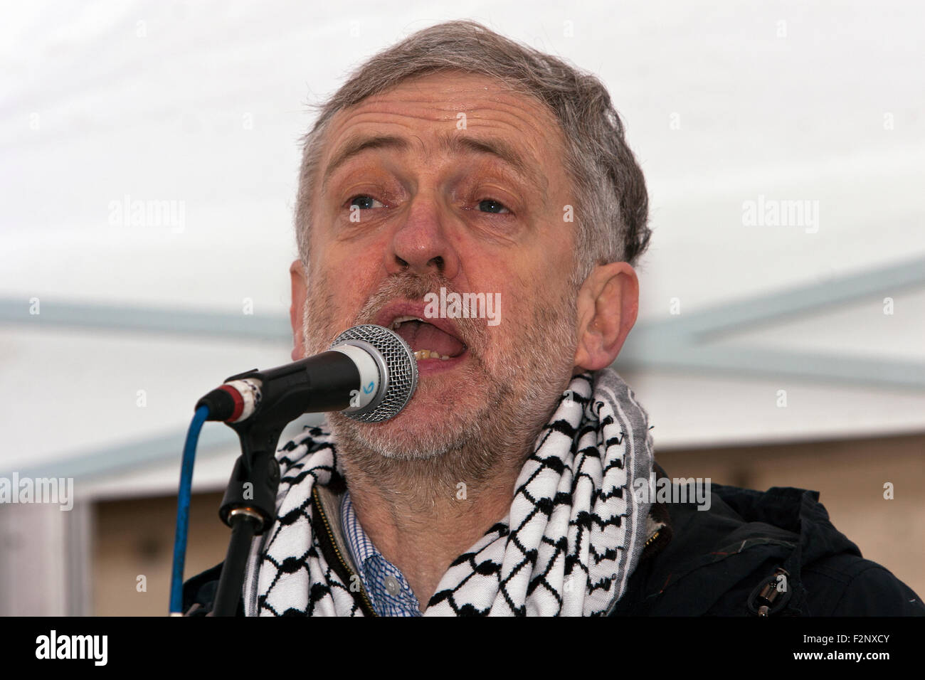 Public speaking head scarf hi-res stock photography and images - Alamy