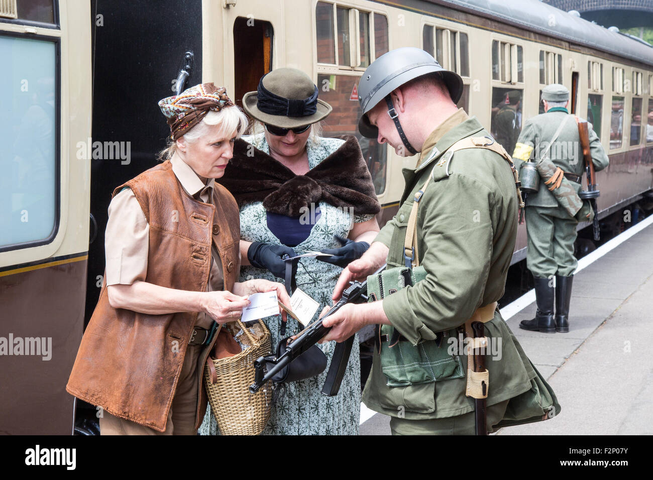 Reenactors at the 1940s Wartime Weekend on the Great Central Railway ...