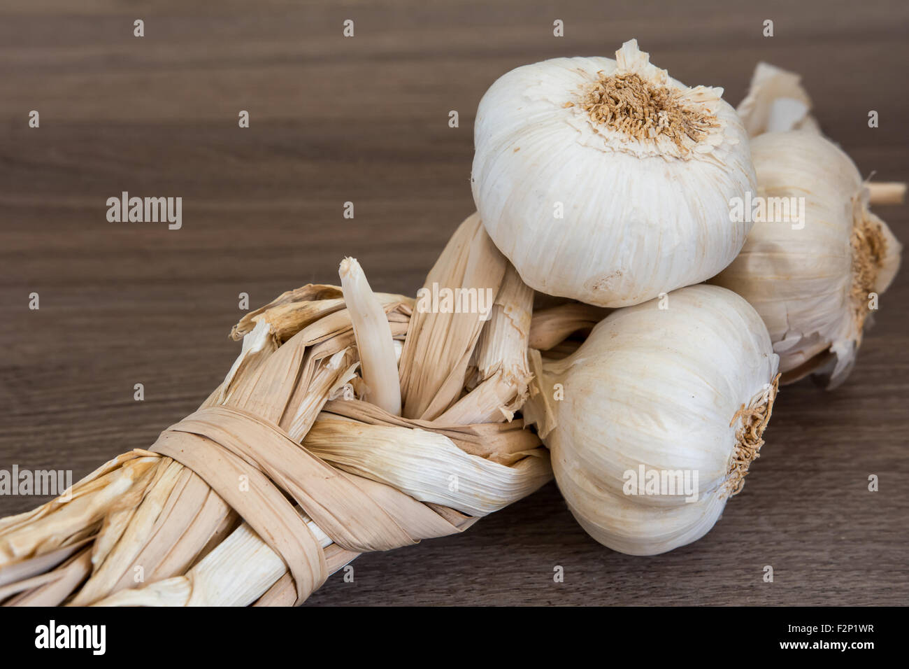 Organic garlic braid Stock Photo - Alamy
