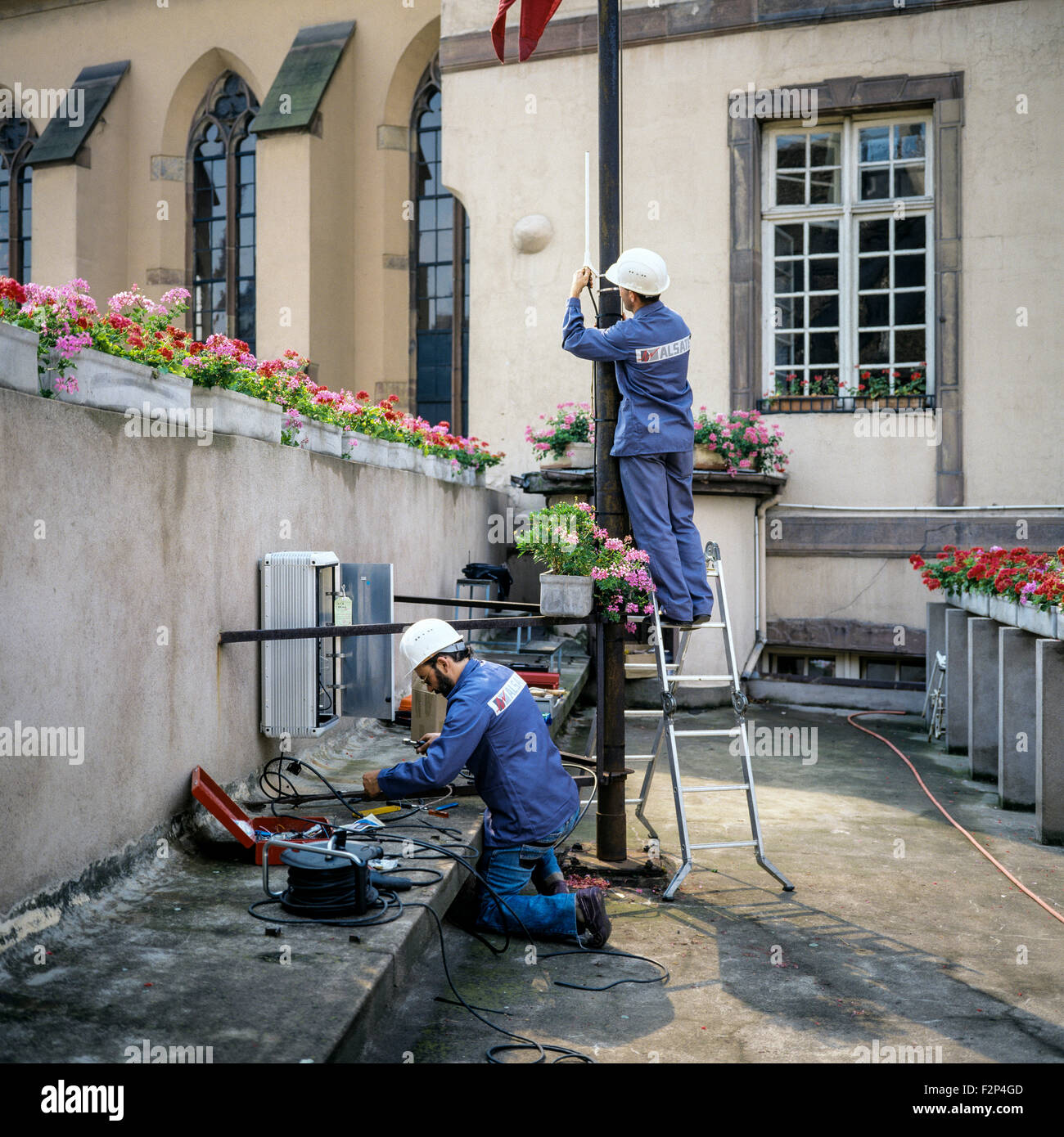 Teamwork teamworks worker workers hi-res stock photography and images ...