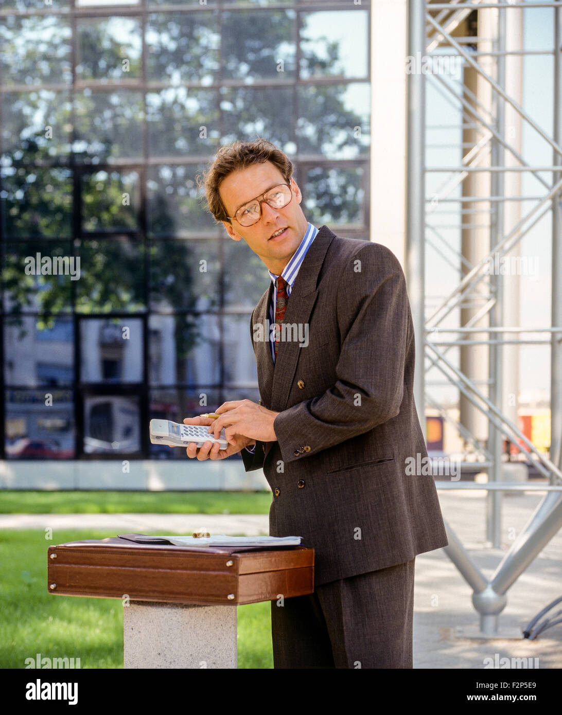 Corporate office exterior men hi-res stock photography and images - Alamy