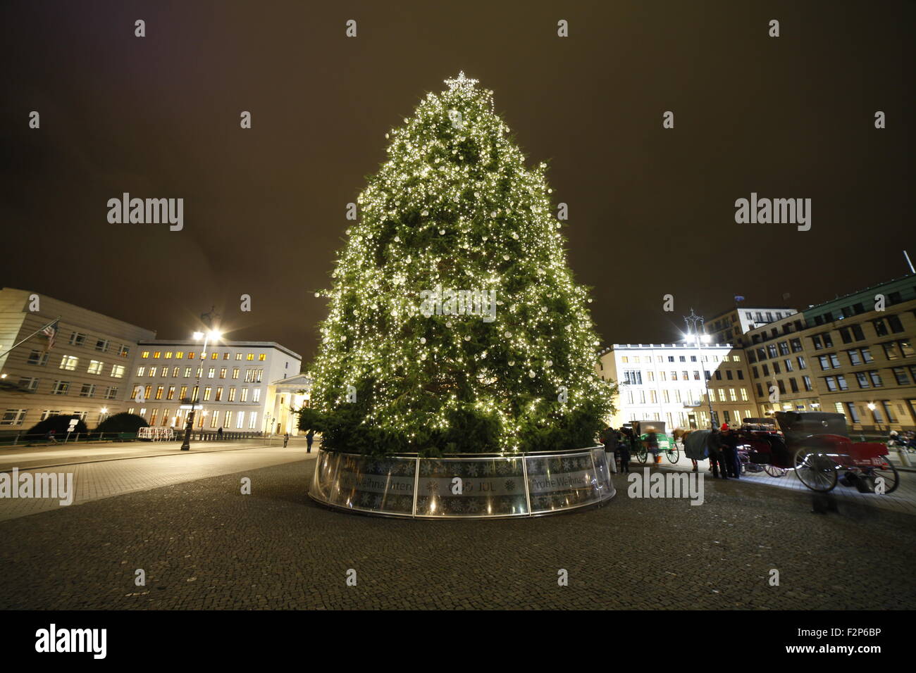 christmas tree at brandenburger gate in berlin Stock Photo - Alamy