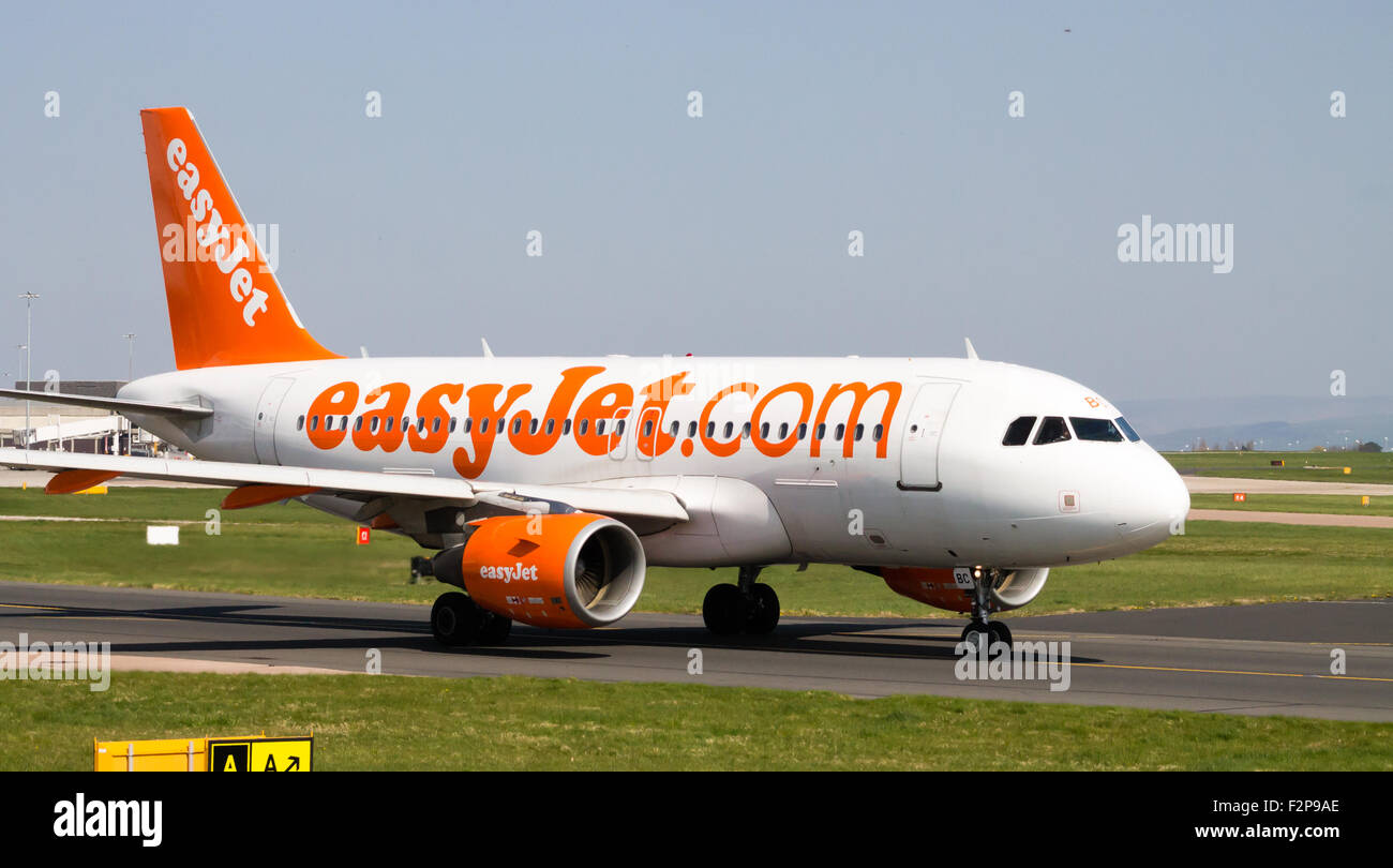 Easyjet airbus blue sky background hi-res stock photography and images ...