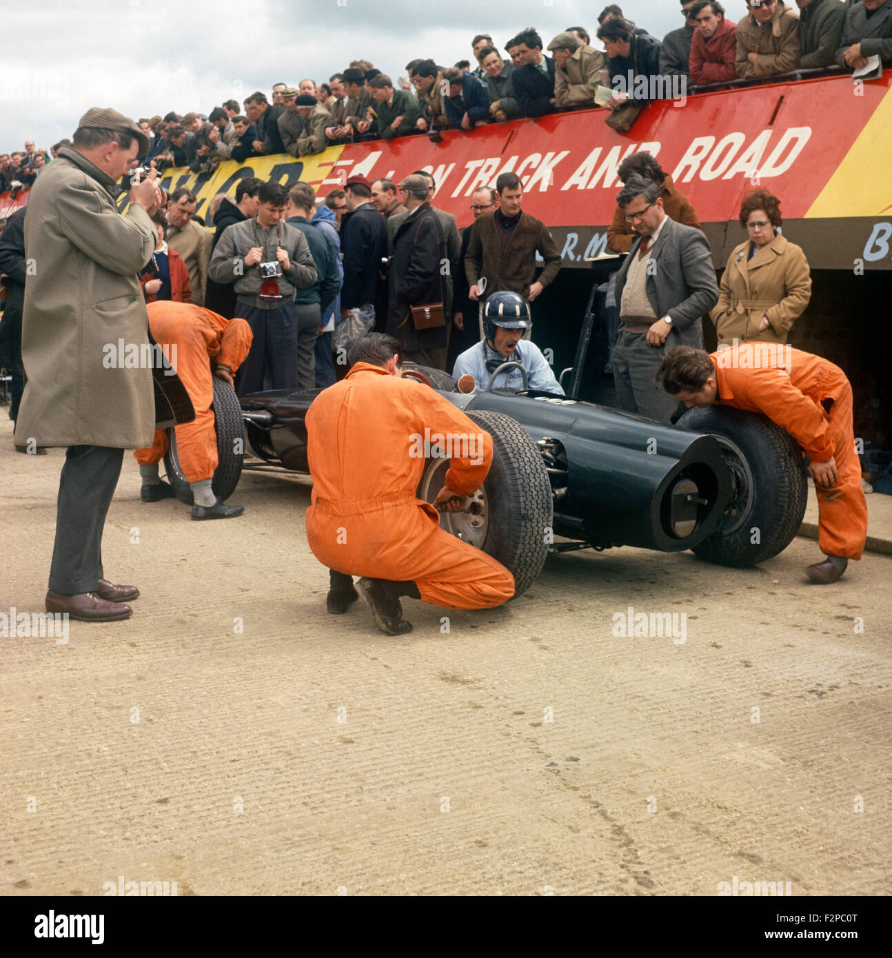 Mechanics in pit lane hi-res stock photography and images - Alamy