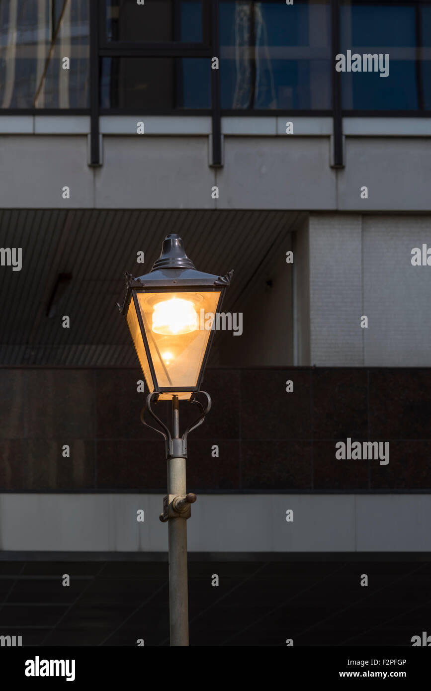 An old-fashion style street light in Bishopsgate, EC2 Stock Photo - Alamy