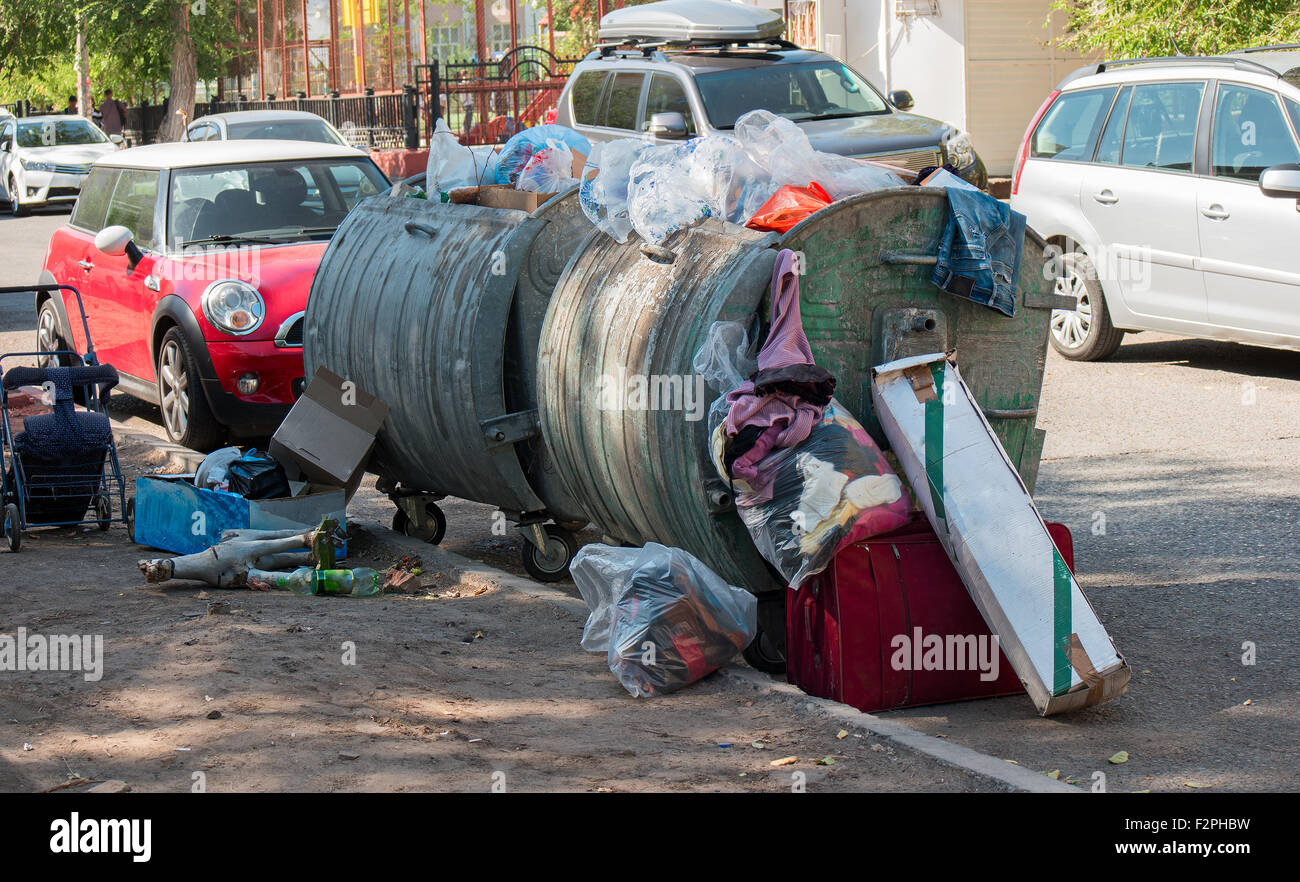 Overfilled street litter bin hi-res stock photography and images - Alamy