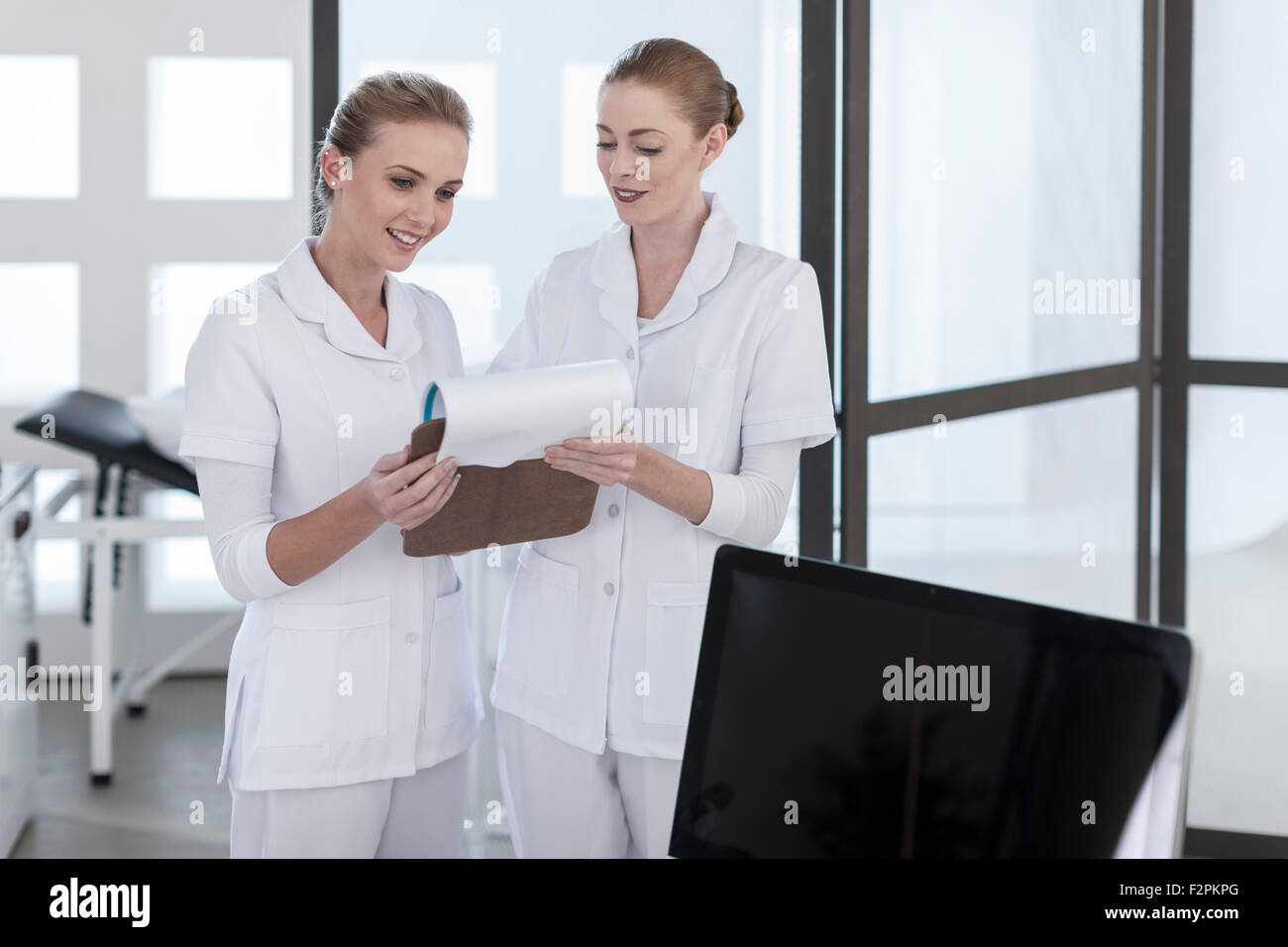 Two nurses talking hi-res stock photography and images - Alamy