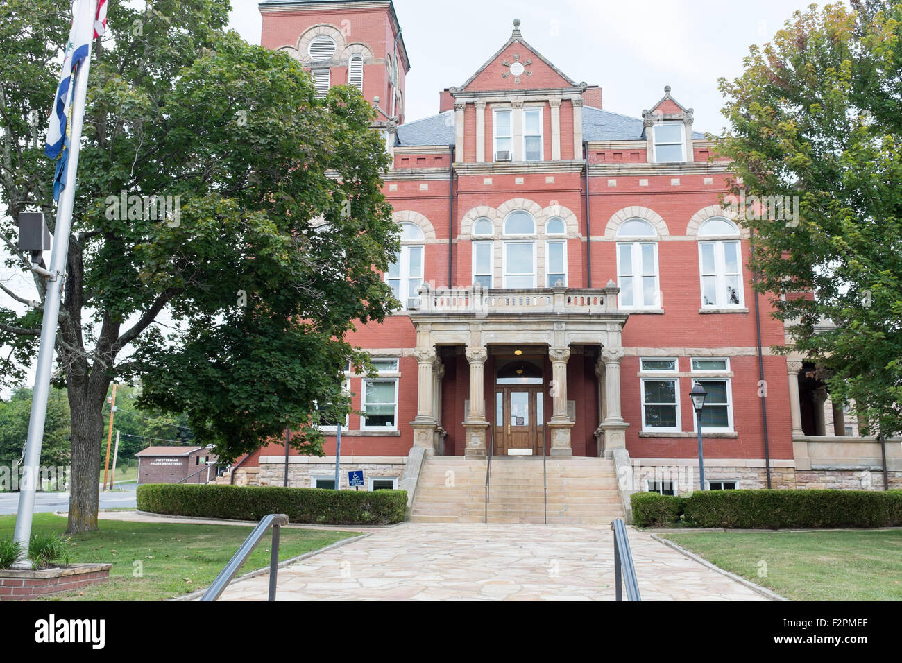 Fayette County Courthouse in the West Virginia town of Fayetteville ...