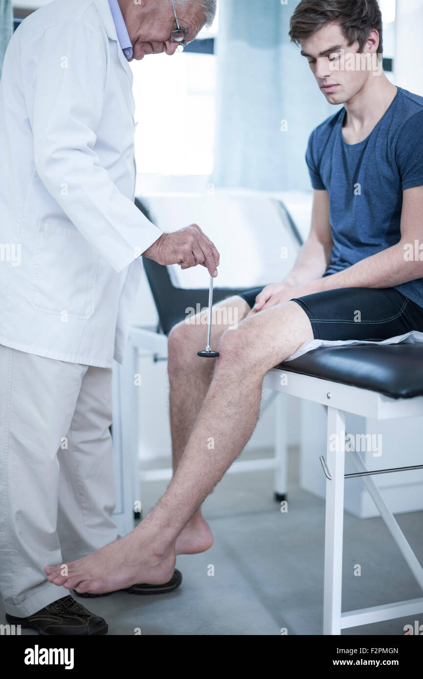 Doctor and patient with reflex hammer Stock Photo - Alamy