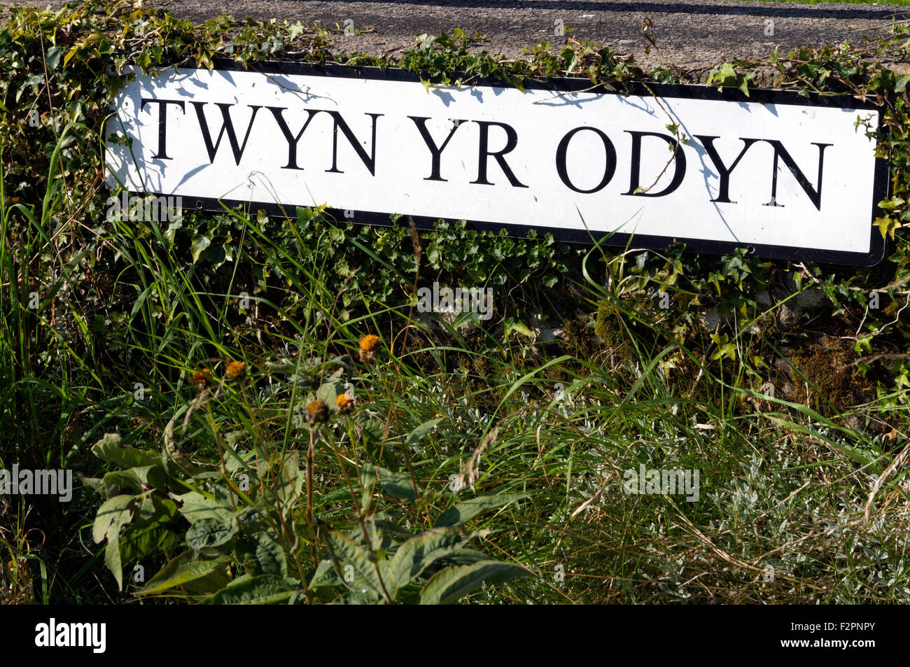 Cardiff road sign hi-res stock photography and images - Alamy
