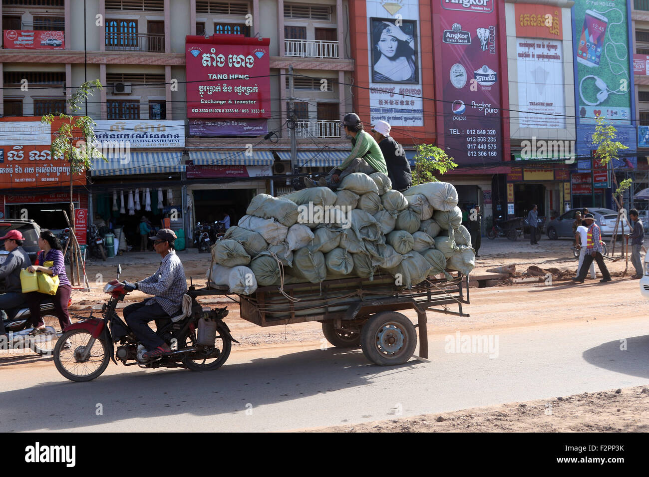 Load Pulling High Resolution Stock Photography and Images - Alamy