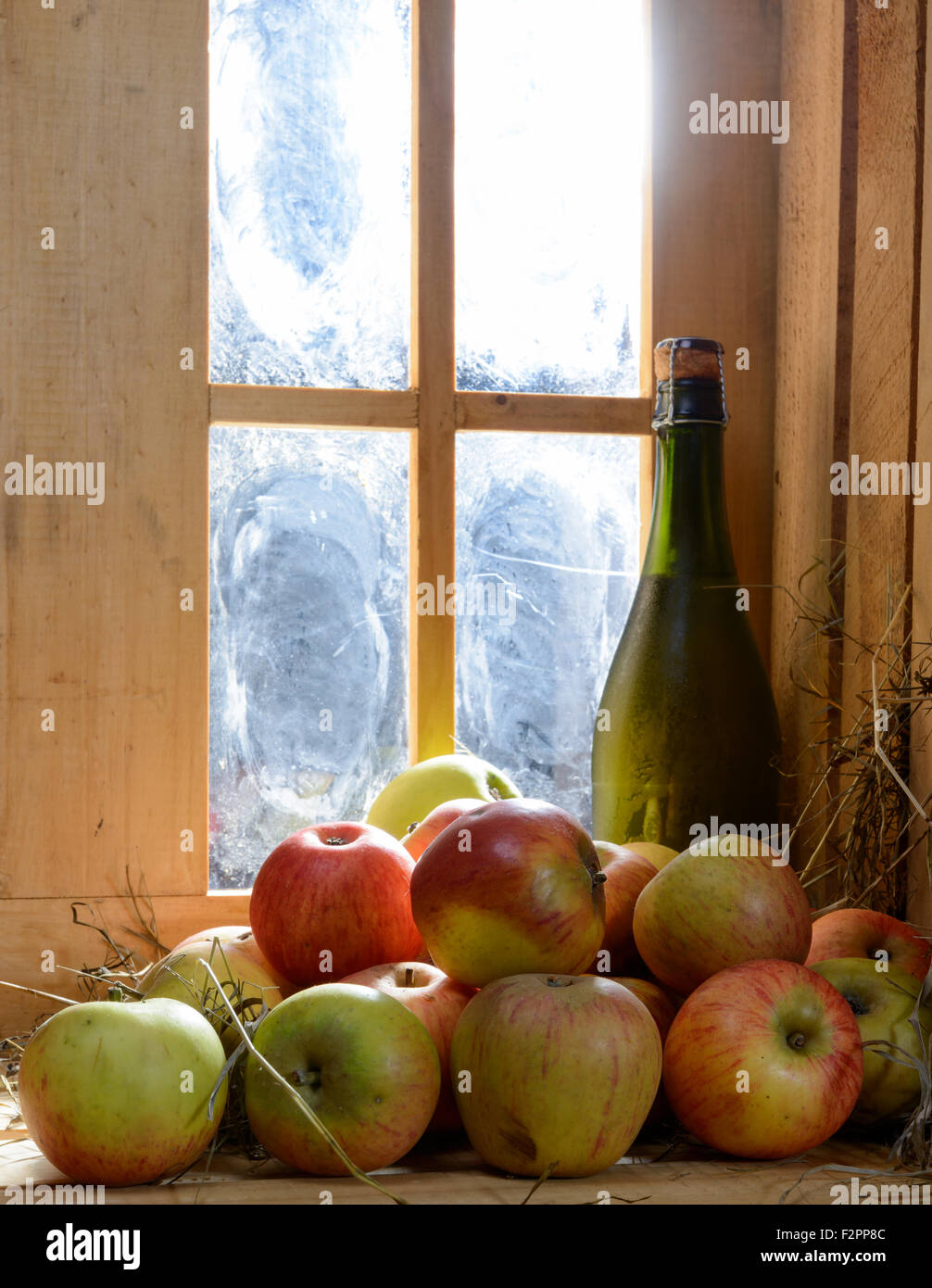 bottle and glass of cider with apples Stock Photo - Alamy