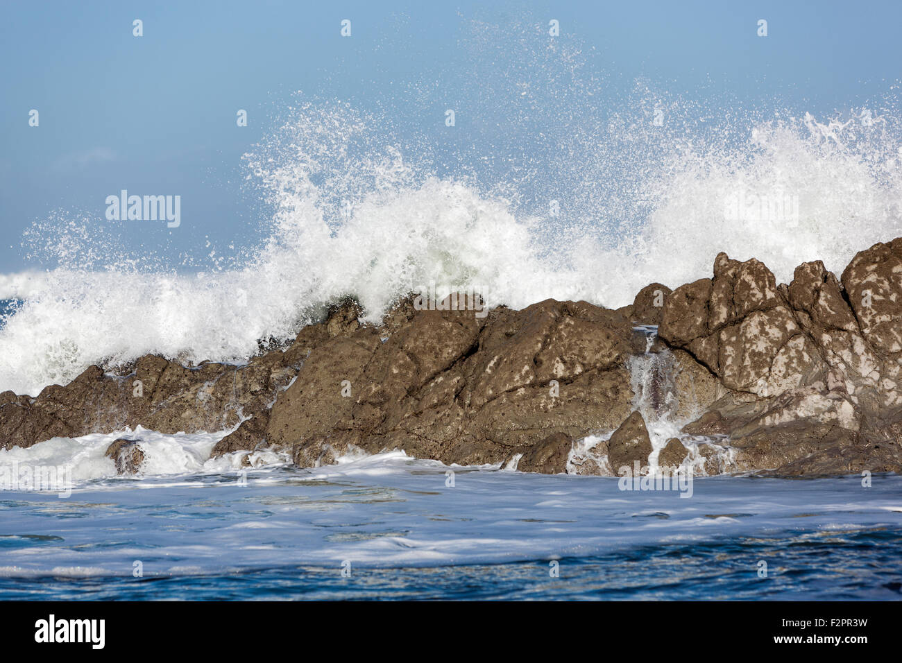 Wave Crashing Against Rocks Stock Photos & Wave Crashing Against Rocks Stock Images - Alamy