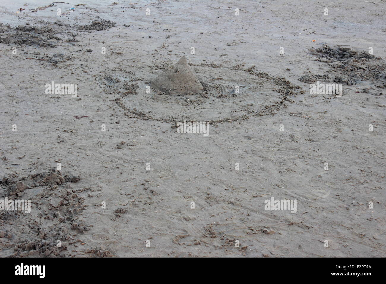 Building a sand castle hi-res stock photography and images - Alamy
